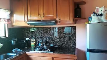 Cabana superior | Cozinha privada | Frigobar, cafeteira/chaleira, mesas de jantar