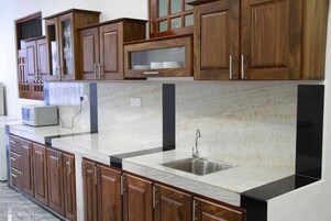 Minifrigorífico, um micro-ondas, uma torradeira