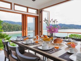 Villa, 4 quartos, piscina privativa | Minibar, cofre no quarto, com mobília individualizada, secretária 