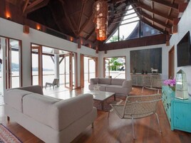 Villa, 4 quartos, piscina privativa | Minibar, cofre no quarto, com mobília individualizada, secretária 