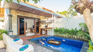 Uma casa moderna com piscina, área de refeições e espaço externo coberto.