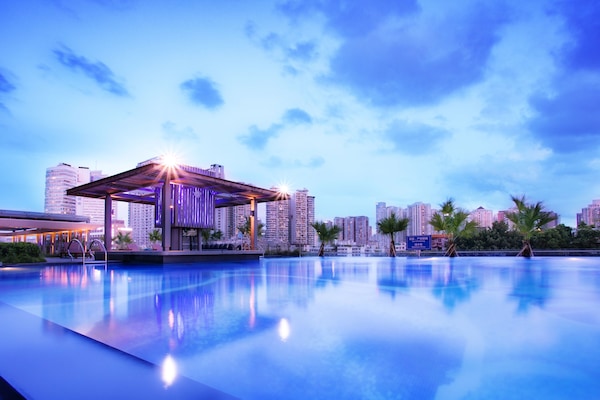 Piscina externa, espreguiçadeiras