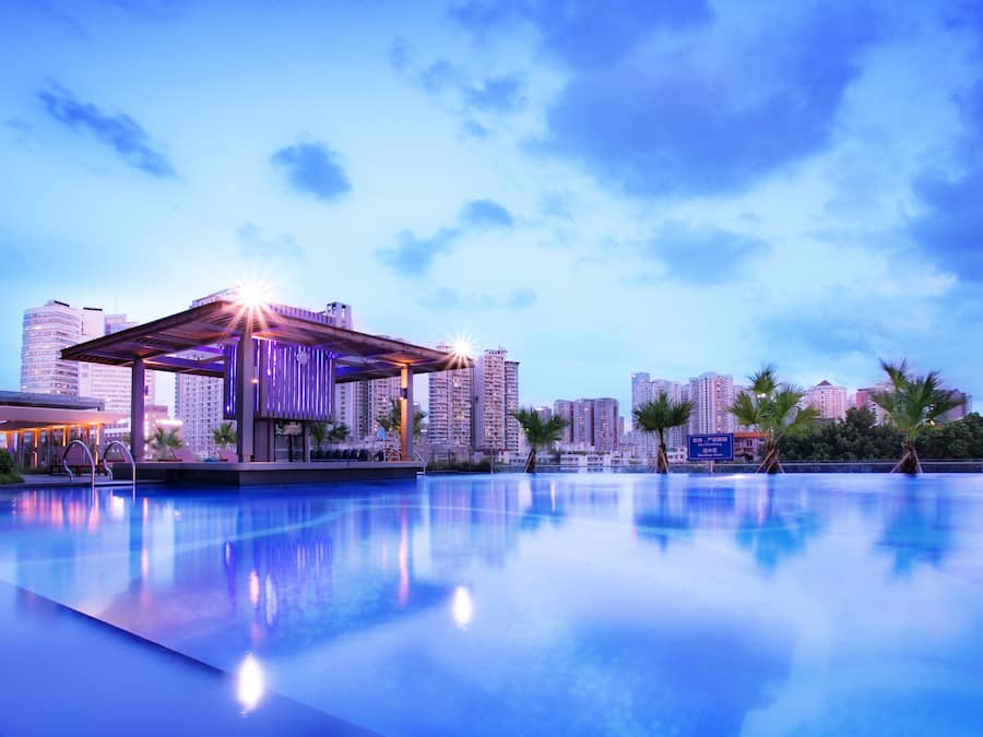 Piscina externa, espreguiçadeiras