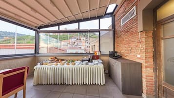 Pequeno-almoço tipo buffet diário incluído