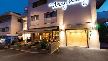 Fachada da propriedade à noite