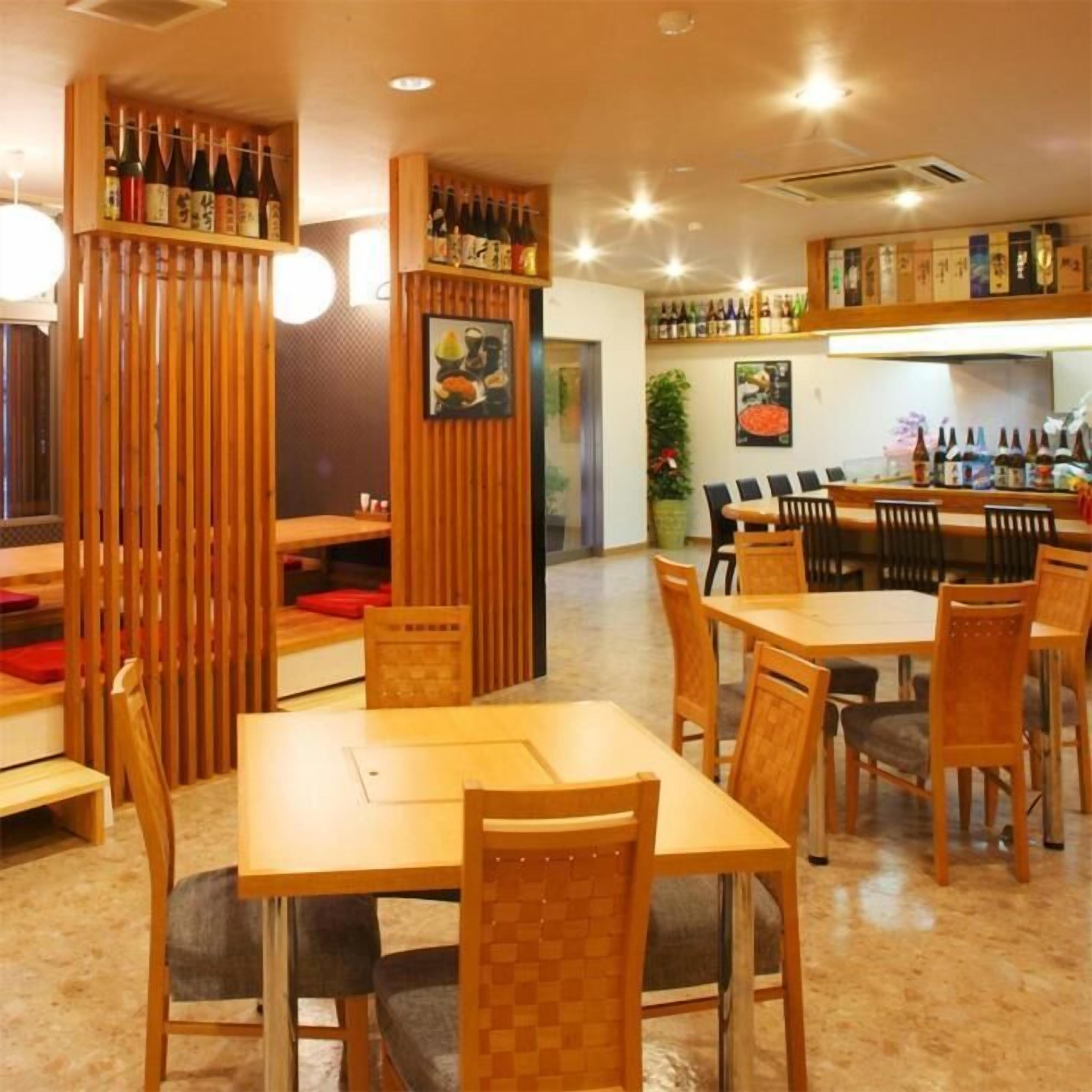 Um restaurante com mobiliário de madeira, área de bar e diversas garrafas nas prateleiras.