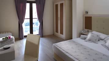 1 quarto, minibar, secretária, roupa de cama fornecida