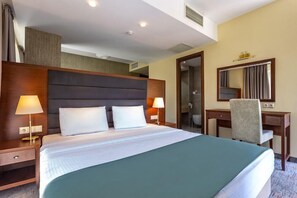 Roupas de cama premium, frigobar, cofres nos quartos, escrivaninha