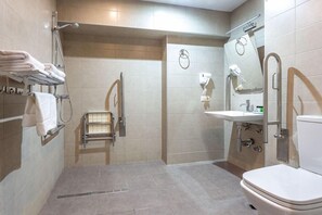Chuveiro, produtos de toalete grátis, secador de cabelo, chinelos