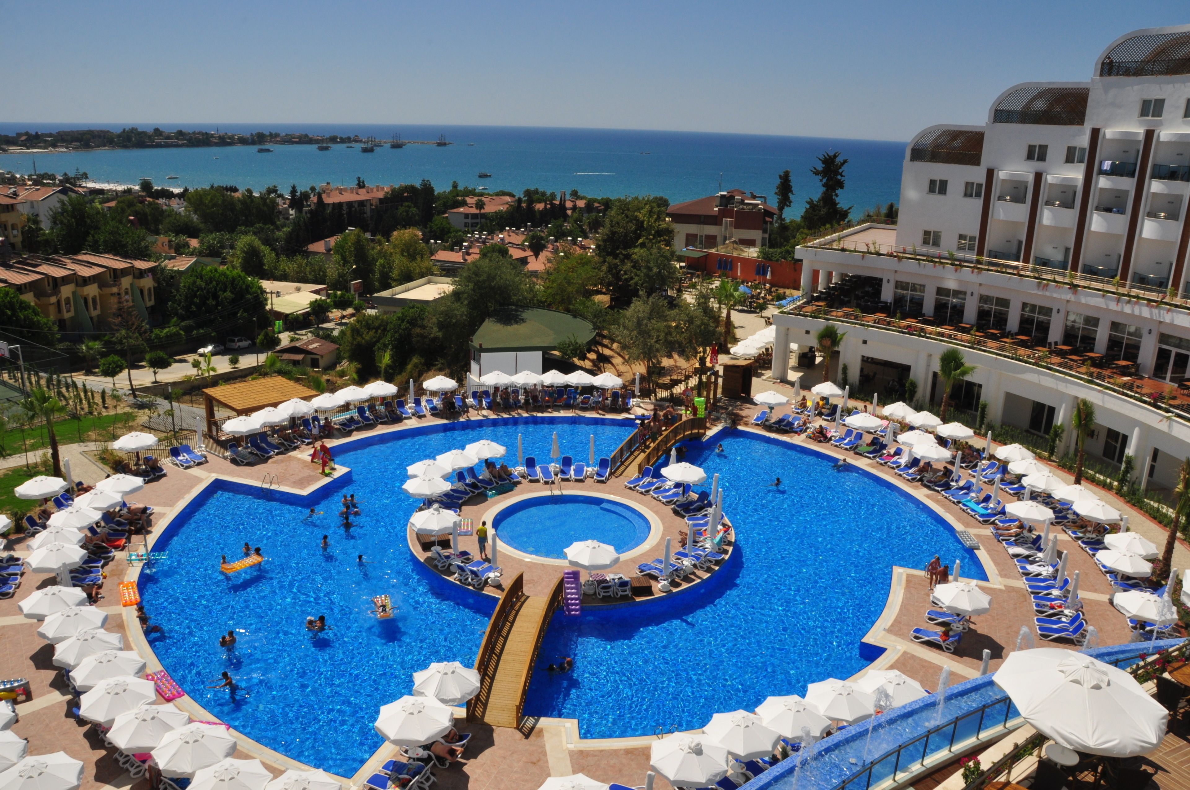Piscina interna, 2 piscinas externas, guarda-sóis, espreguiçadeiras
