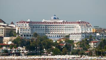 Um hotel grande com várias varandas e uma cúpula azul característica no telhado.