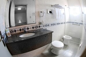 Artigos de higiene pessoal grátis, um secador de cabelo 