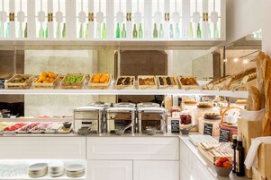 Almoços e jantares servidos, incluindo cozinha mediterrânica 