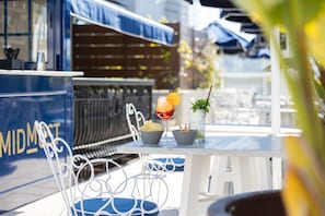 Bar junto à piscina