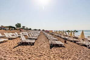 Uma praia privada nas proximidades, espreguiçadeiras