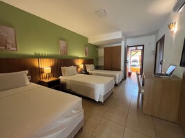 Apartamento Júnior | Minibar, cofre no quarto, cortinas/cortinados opacos 