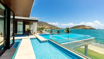 2 piscinas exteriores, toldos (sobretaxa), espreguiçadeiras