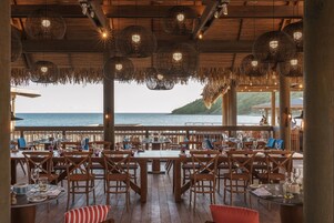 3 restaurantes, é servido almoço