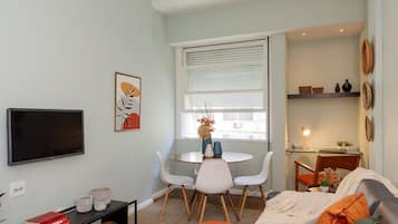 Apartamento | Sala de estar | Televisor de ecrã plano de 40 polegadas com canais digitais, televisor