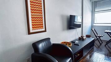 Apartamento | Sala de estar | Televisor de ecrã plano de 40 polegadas com canais digitais, televisor