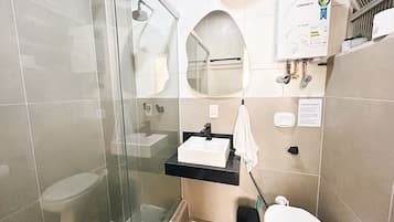 Apartamento | Banheiro | Chuveiro, chuveiro com efeito de chuva, toalhas de banho