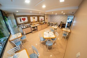 Café da manhã com buffet grátis todos os dias