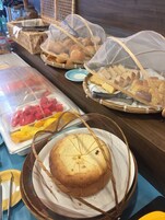 Café da manhã com buffet grátis todos os dias