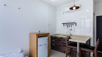 Quarto Standard | Kitchenette privada | Um frigorífico, uma chaleira elétrica, utensílios de cozinha