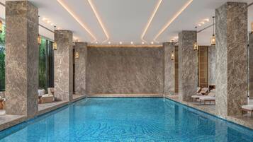 Piscina interna, piscina externa, funciona das 10h às 19h30, guarda-sóis