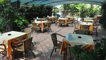 Café da manhã, almoço e jantar; culinária local, vistas para a piscina