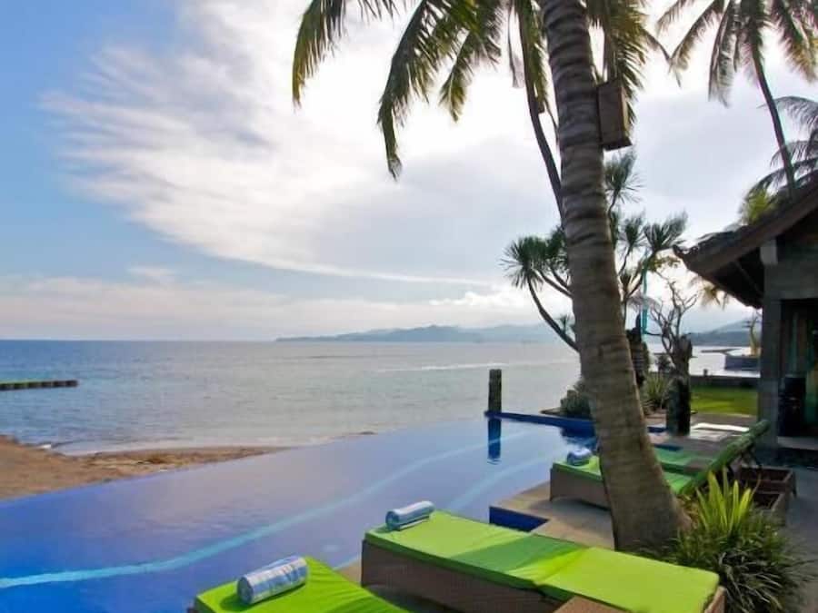 Piscina externa, espreguiçadeiras