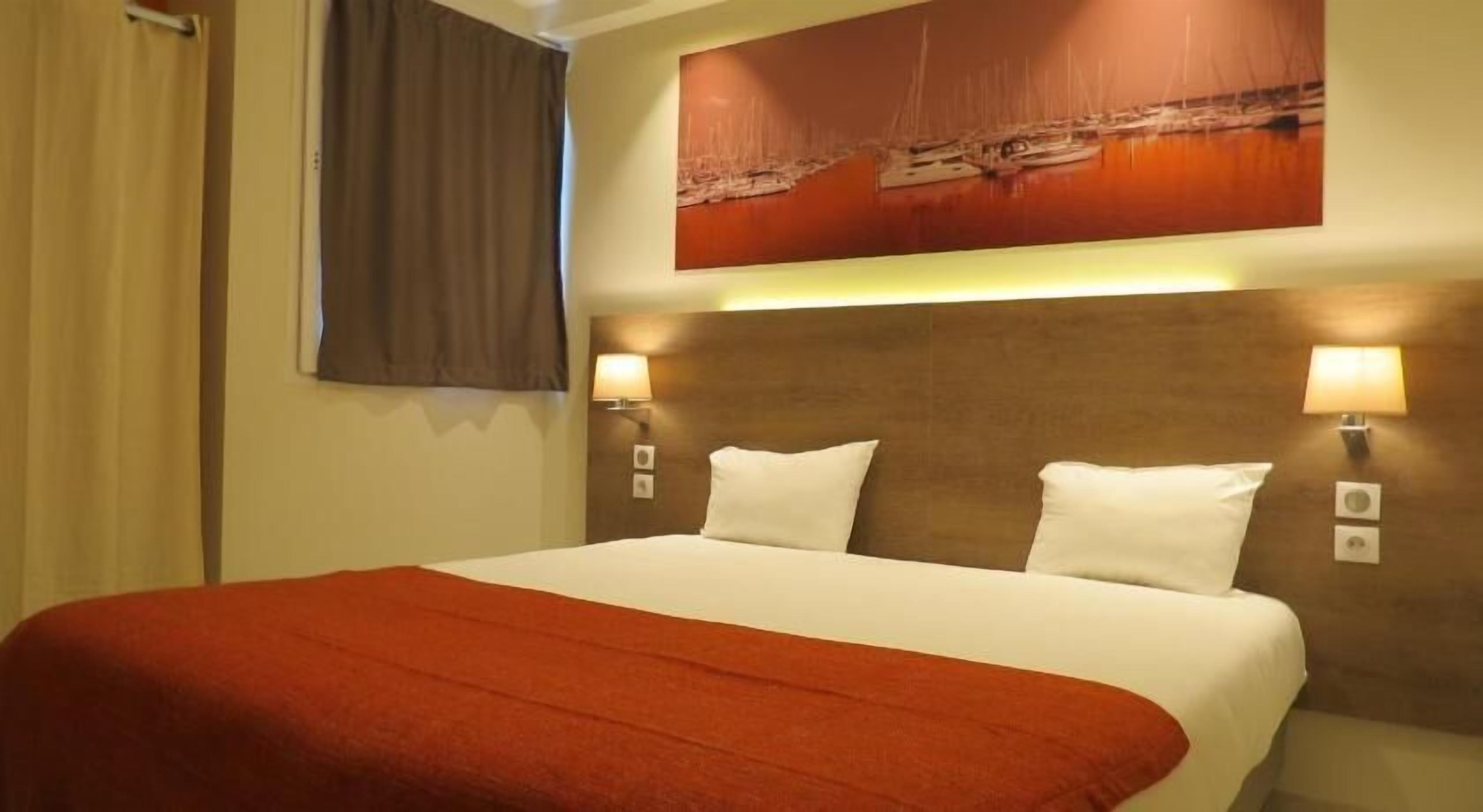 Roupa de alta qualidade, cofre no quarto, secretária 