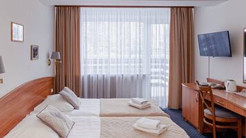 Quarto duplo, sacada | Individualmente decorados, escrivaninha, roupa de cama