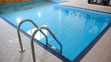 Piscina interna, piscina de raia, espreguiçadeiras