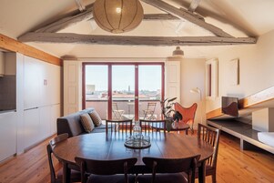 Penthouse, 2 quartos, terraço, vista para a piscina | Sala de estar | TV de ecrã plano 