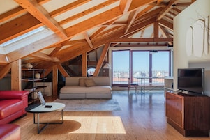 Penthouse, 3 quartos, terraço, vista para a piscina | Sala de estar | TV de ecrã plano 
