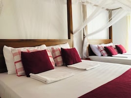 Quarto Familiar, 1 quarto, vista para o jardim | Secretária, Wi-fi grátis, roupa de cama fornecida