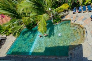 Piscina exterior, guarda-sóis, espreguiçadeiras 