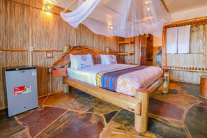 1 quarto, cofre no quarto, secretária, ferro/tábua de engomar 
