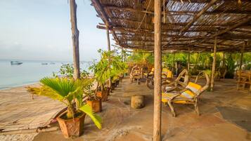Na praia, praia de areia branca, espreguiçadeiras, guarda-sóis de praia