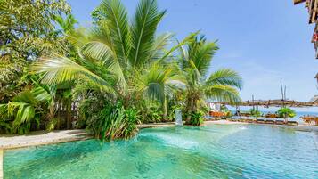 Piscina externa, guarda-sóis, espreguiçadeiras