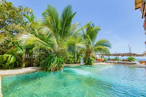 Piscina externa, guarda-sóis, espreguiçadeiras