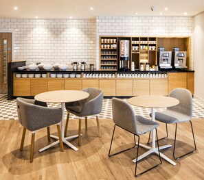 Café da manhã completo grátis todos os dias