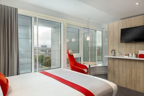 Roupas de cama antialérgicas, cofres nos quartos, escrivaninha