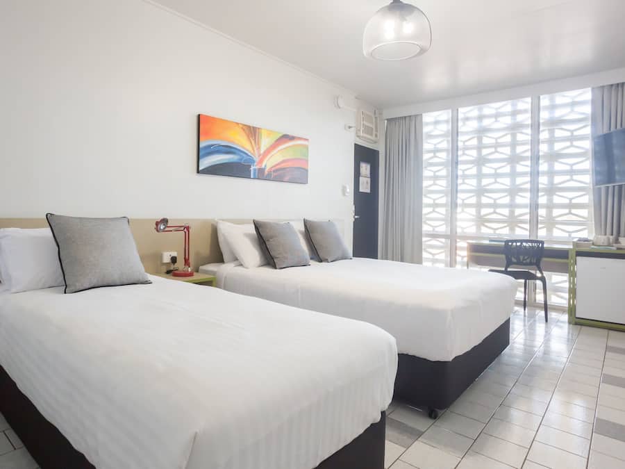 Estúdio, várias camas (1 Queen and 1 Single) | Minibar, secretária, ferro/tábua de engomar, roupa de cama fornecida