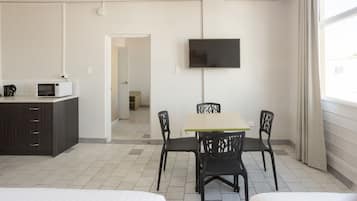 Quarto família, várias camas | Frigobar, escrivaninha, ferros/tábuas de passar roupa, roupa de cama