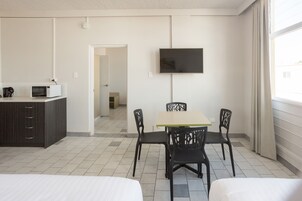 Quarto Familiar, várias camas | Minibar, secretária, ferro/tábua de engomar, roupa de cama fornecida