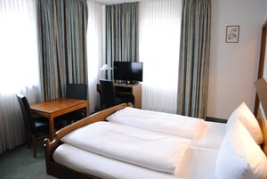 Quarto casal econômico | Escrivaninha, Wi-Fi de cortesia, roupa de cama