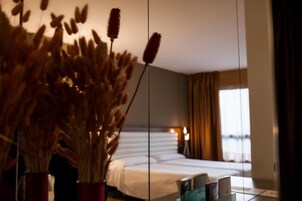 Quarto Duplo Standard | Minibar, cofre no quarto, secretária, cortinas/cortinados opacos 