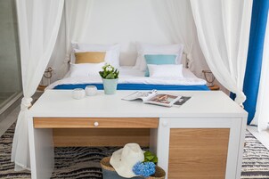 Quarto Duplo Deluxe, varanda, vista parcial para o mar | Roupa de alta qualidade, camas de colchão viscoelástico, minibar 